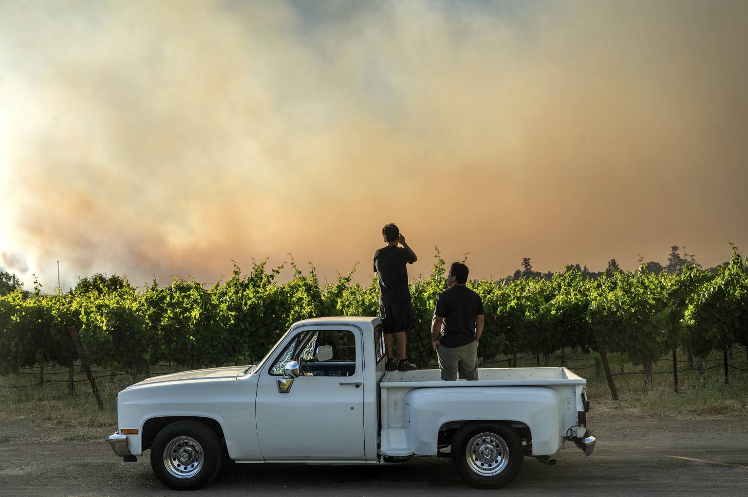 Hundreds Battle Sonoma County Fire as Evacuation Orders Remain in Place ...