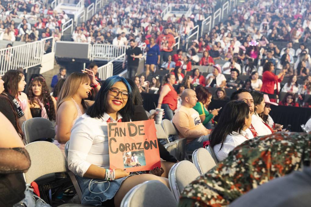 PHOTOS: RBD Fans Flock to San Jose's SAP Center for 'Rebelde' Memories ...