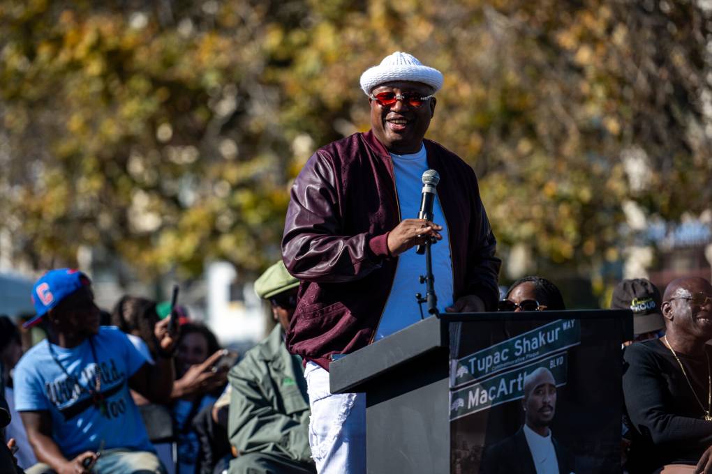 'Tupac Shakur Way' Unveiled in Oakland as Rap Icon Gets His Own Street ...