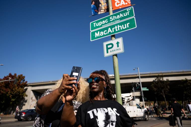 'Tupac Shakur Way' Unveiled in Oakland as Rap Icon Gets His Own Street ...