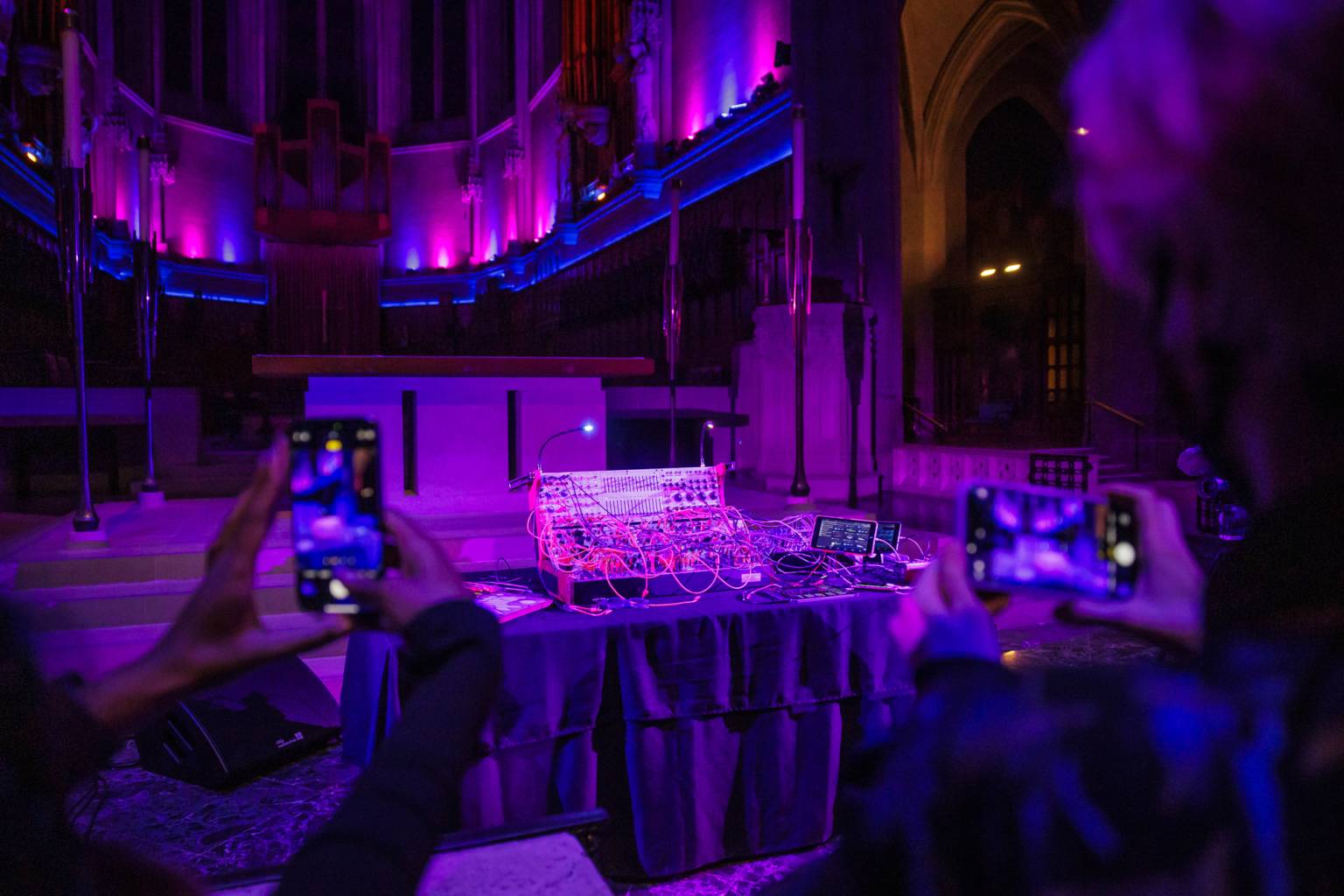 Live Review: Suzanne Ciani Revisits ‘Seven Waves’ at Grace Cathedral in ...