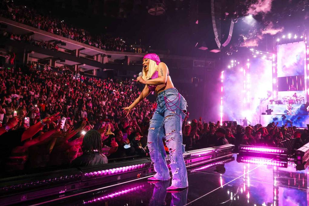 Live Review: Nicki Minaj Reclaims Her Crown at Tour Kickoff in Oakland ...