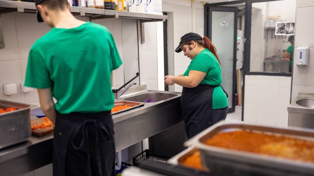 California Fast Food Workers Get Minimum Wage Increase | KQED